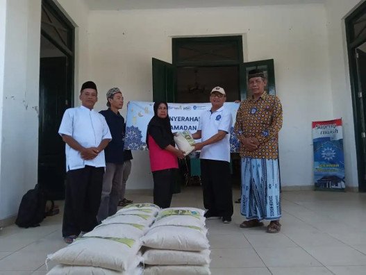 KOLABORASI, LAZISMU SALURKAN BERAS ZAKAT FITRI DAN FIDYAH DARI JATAM BINAAN MPM - Lazismu