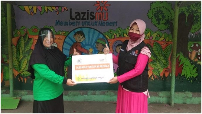 Manfaatkan PJJ, Guru MI Bersama Lazismu Madiun Gambar Mural di Sekolah - Lazismu